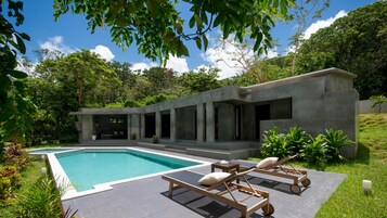 Frigobar, escrivaninha, quartos à prova de som