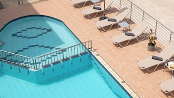 Piscina exterior, da(s) 8:00 à(s) 19:30, espreguiçadeiras