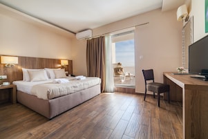 Quarto Duplo Deluxe, 1 cama de casal, terraço, vista para o mar | Roupa de alta qualidade, minibar, cofre no quarto, secretária 