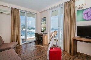 Panoramic Suite, 2 Bedrooms, Terrace, Sea View 1 | Roupa de alta qualidade, minibar, cofre no quarto, secretária 