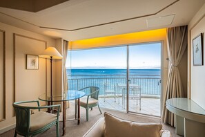 Suite, não fumadores, vista para o oceano | Sala de estar | Televisor de ecrã plano de 24 polegadas com canais digitais, televisor 