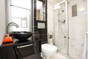 Suíte estúdio conforto, terraço | Banheiro | Chuveiro, produtos de toalete grátis, secador de cabelo, chinelos