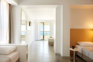 Quarto superior, vista para o mar | Cofres nos quartos, escrivaninha, cortinas blackout