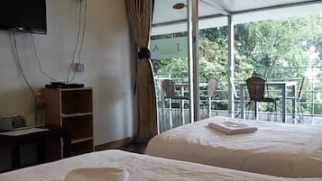 Cortinas/cortinados opacos, Wi-fi grátis, roupa de cama fornecida