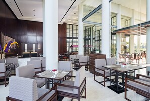 Café da manhã, almoço e jantar; culinária internacional 