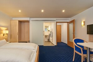 Quarto Triplo | Roupa de alta qualidade, cofre no quarto, secretária