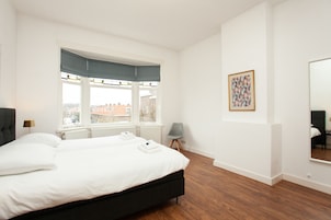 Apartamento luxo, 3 quartos | Área de estar | TV de tela plana