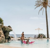 Piscina interior, 3 piscinas exteriores, guarda-sóis, espreguiçadeiras