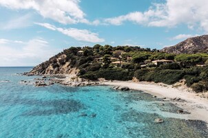 Uma praia privada, praia de areia branca, espreguiçadeiras 