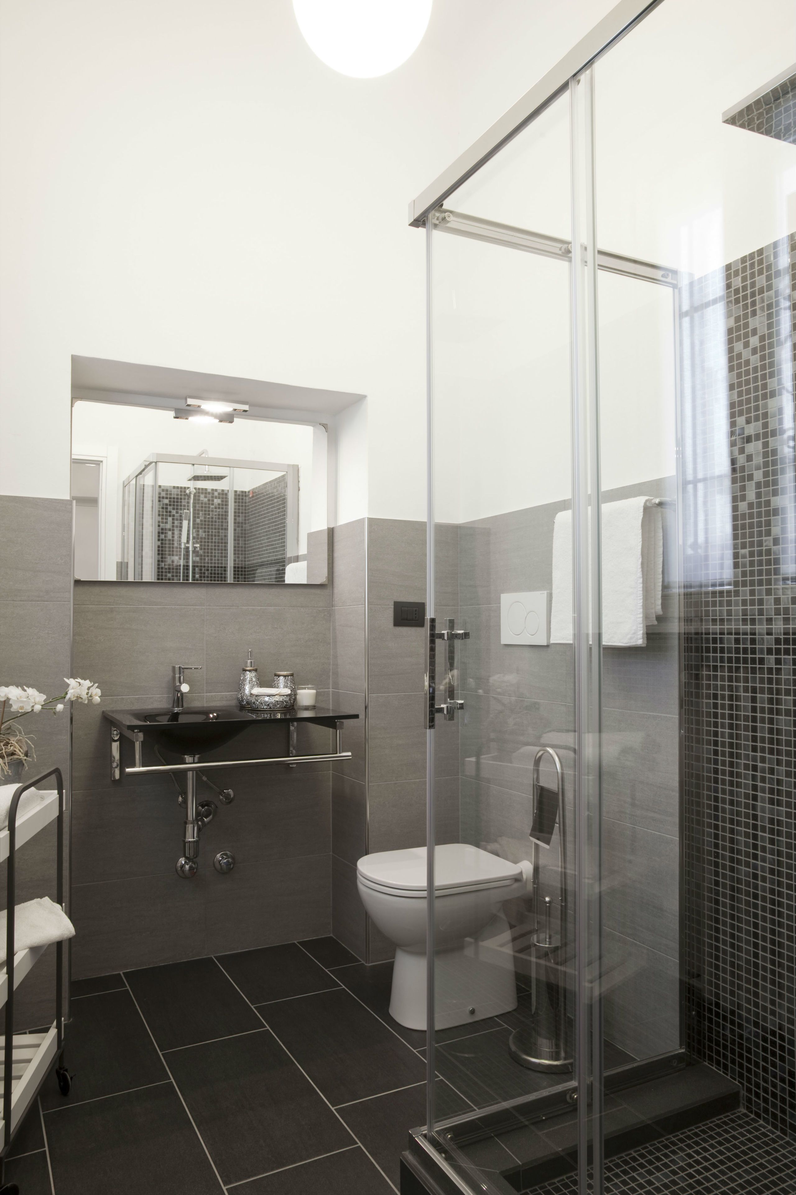 Quarto Duplo Deluxe, casa de banho anexa | Casa de banho | Um polibã, um chuveiro fixo, artigos de higiene pessoal grátis 