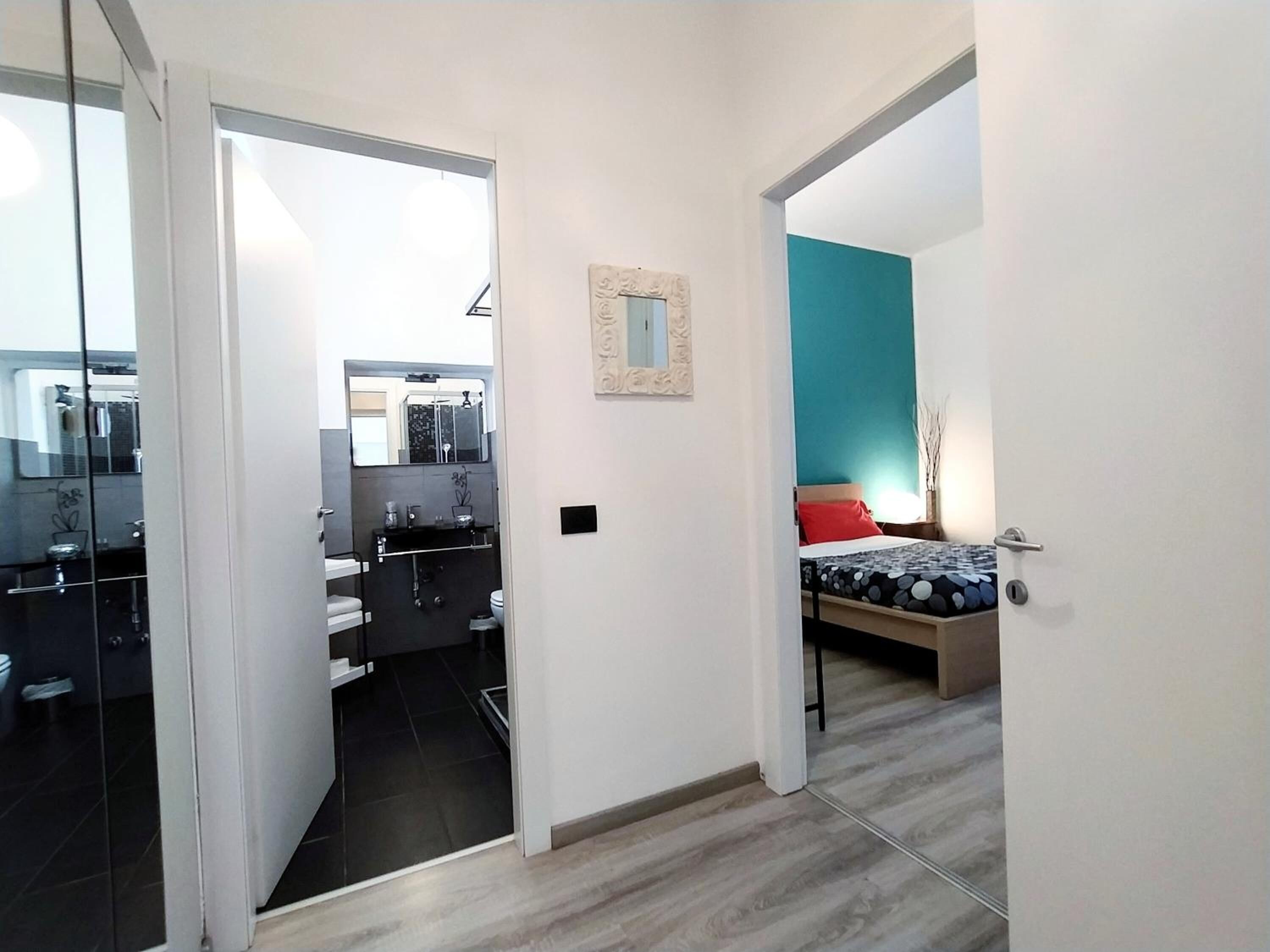 Quarto Duplo Deluxe, casa de banho anexa | Minibar, com mobília individualizada, secretária 