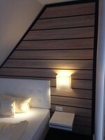 Quarto solteiro | Cofres nos quartos, escrivaninha, berços grátis, Wi-Fi de cortesia