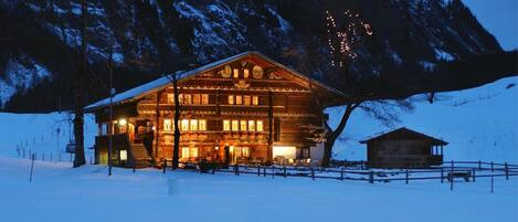 Fachada da propriedade à noite