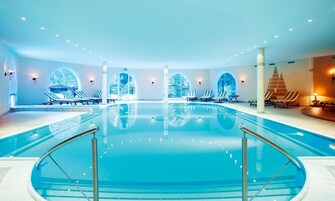 Piscina interior, espreguiçadeiras 