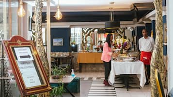 Café da manhã, almoço e jantar; culinária internacional