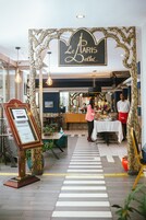 Café da manhã, almoço e jantar; culinária internacional 