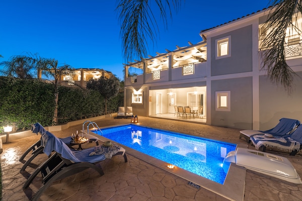 Piscina exterior, guarda-sóis, espreguiçadeiras