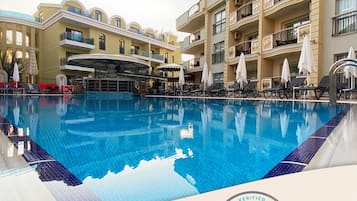 Piscina exterior sazonal, toldos gratuitos, guarda-sóis