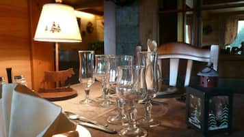 Almoços e jantares servidos, incluindo cozinha francesa