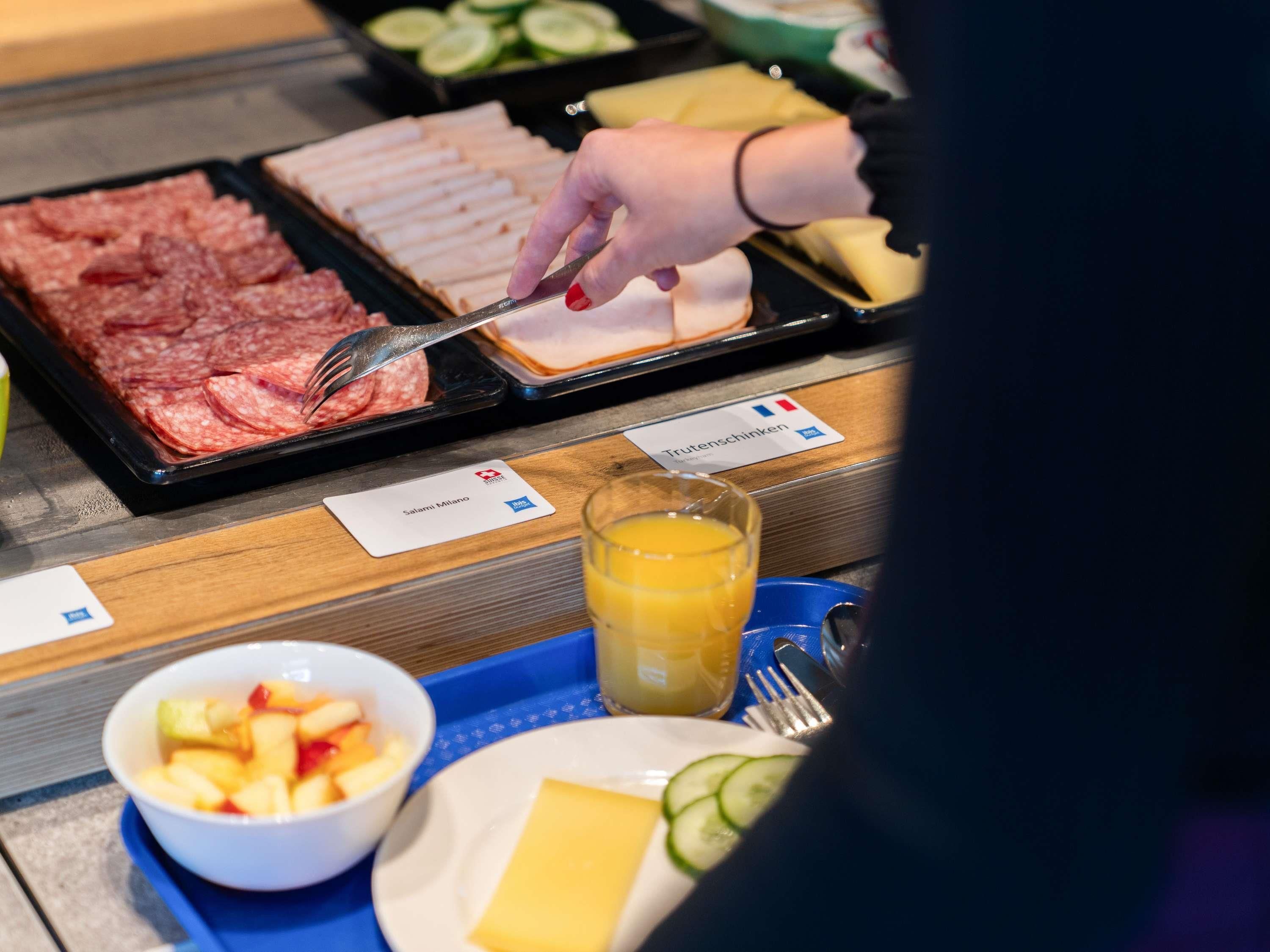 Buffet com diversos tipos de carne, queijo e frutas.