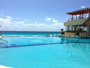 2 piscinas exteriores, guarda-sóis, espreguiçadeiras 