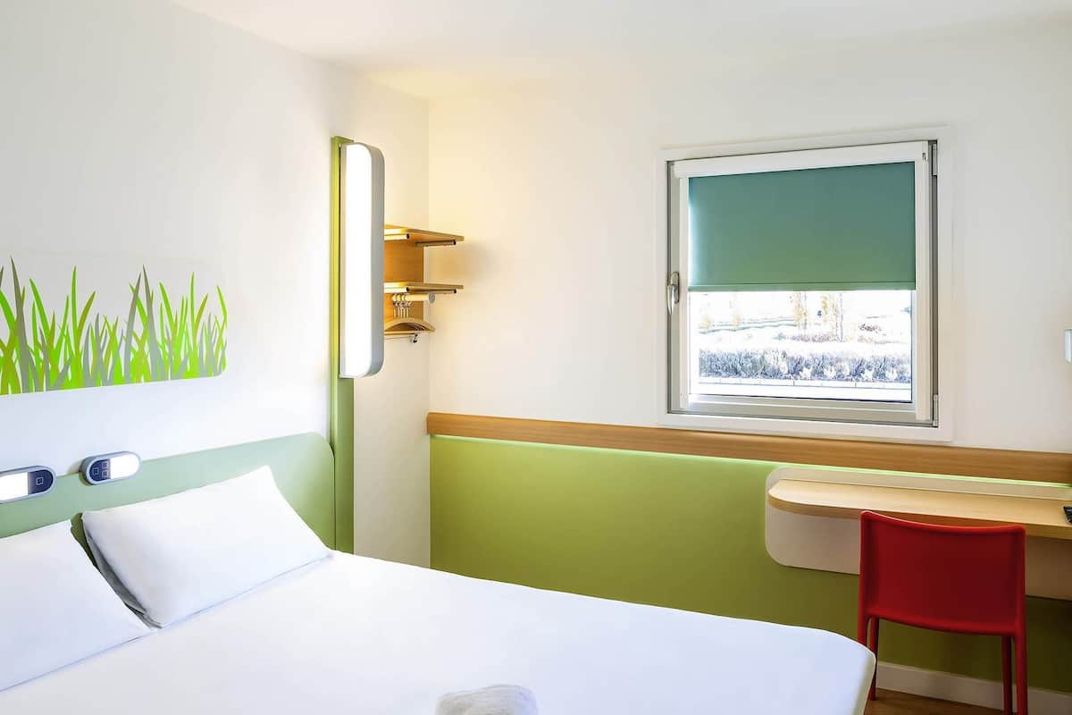 Quarto casal | Escrivaninha, berços grátis, Wi-Fi de cortesia, roupa de cama