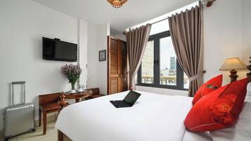 Quarto Duplo Deluxe, Vista para a cidade | Minibar, cofre no quarto, secretária