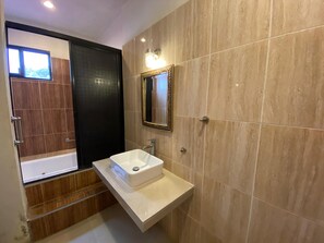 Suite | Casa de banho | Um polibã, artigos de higiene pessoal grátis, toalhas fornecidas 