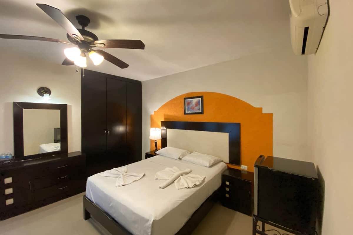 Quarto standard, 1 cama de casal | Ferros/tábuas de passar roupa, Wi-Fi de cortesia