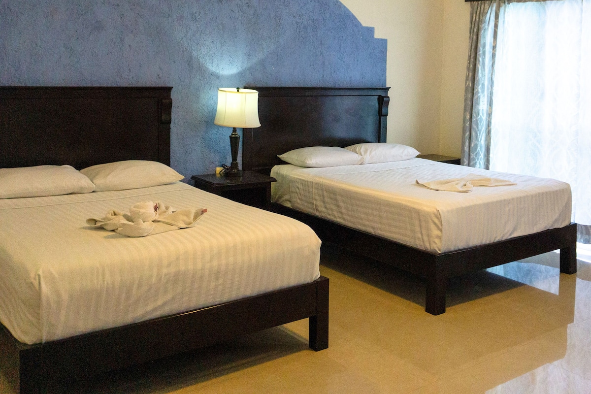 Quarto casal luxo, 2 camas de casal | Ferros/tábuas de passar roupa, Wi-Fi de cortesia
