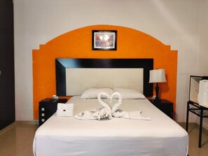 Quarto Standard, 1 cama de casal | Com decoração personalizada, ferro/tábua de engomar, Wi-fi grátis 