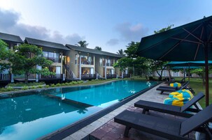Piscina exterior, guarda-sóis, espreguiçadeiras