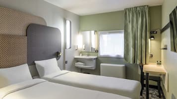 Quarto Twin, não fumadores | Secretária, Wi-fi grátis, roupa de cama fornecida