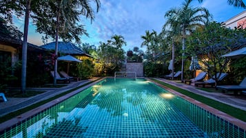 Villa, Pool Access | Piscina exterior | 2 piscinas exteriores, espreguiçadeiras