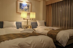 Roupas de cama premium, cofres nos quartos, escrivaninha