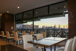 Café da manhã com buffet todos os dias mediante uma taxa