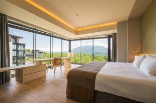 Apartamento, 3 quartos, vista para a montanha | Cofres nos quartos, escrivaninha, quartos à prova de som