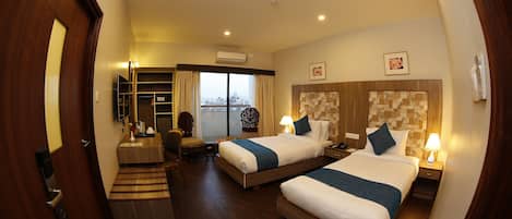Quarto Twin Deluxe, 2 camas individuais, Vista para a cidade | 2 quartos, roupa de alta qualidade, minibar, cofre no quarto
