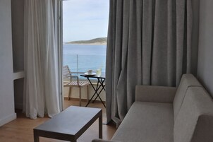 Apartamento Superior, 1 quarto, vista para o mar | Sala de estar | Televisor LED 