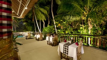 Café da manhã, almoço e jantar; culinária internacional