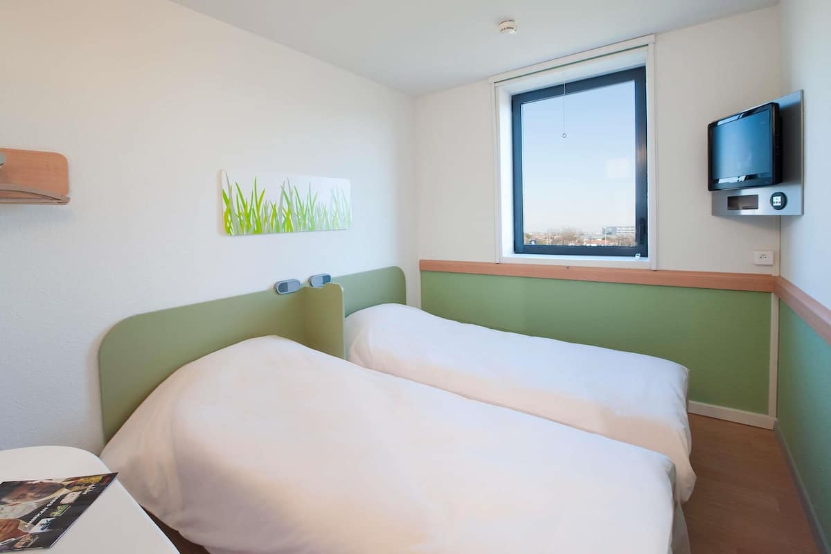 Quarto Twin, 2 camas individuais | Roupa de alta qualidade, secretária, cortinas/cortinados opacos