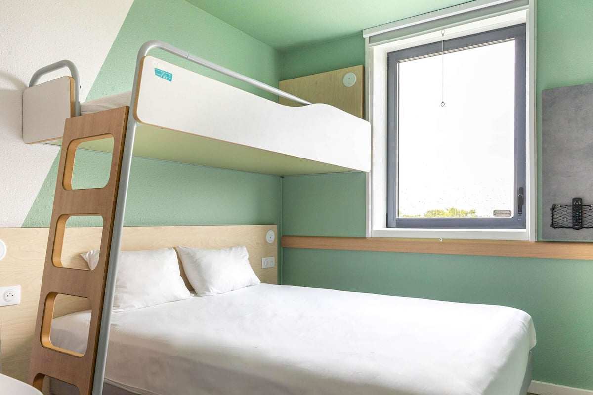 Quarto Superior, 2 camas individuais | Roupa de alta qualidade, secretária, cortinas/cortinados opacos