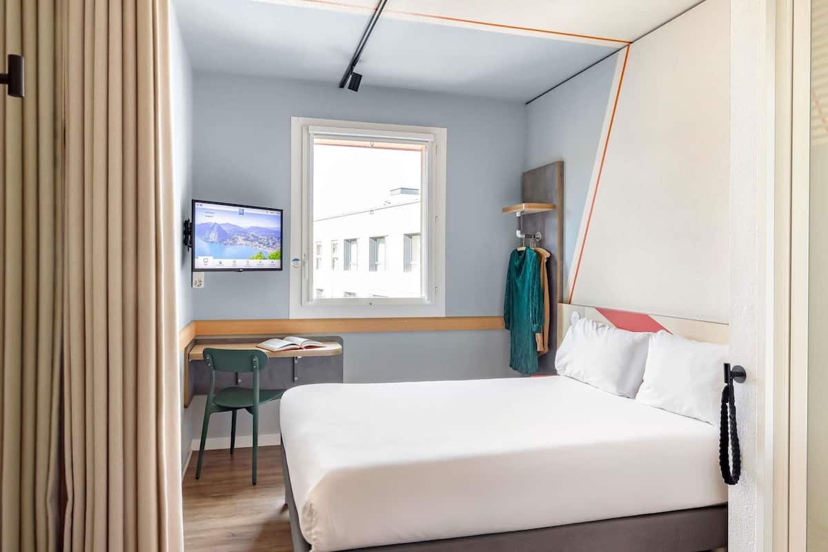 Quarto, 1 cama de casal | Secretária, quartos insonorizados, berços/camas para crianças grátis