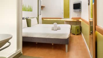 Quarto duplo, 2 camas de solteiro | Cofres nos quartos, escrivaninha, ferros/tábuas de passar roupa