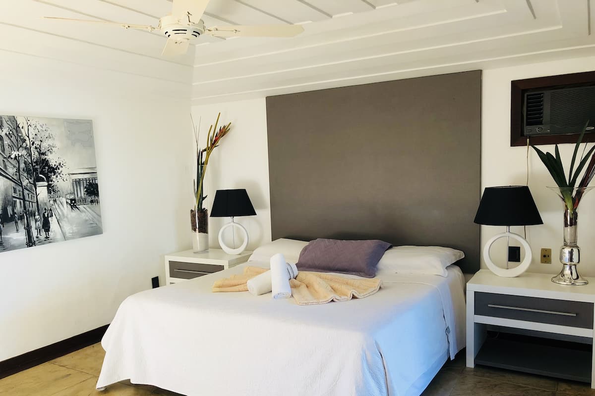 Roupa de alta qualidade, minibar, cofre no quarto 