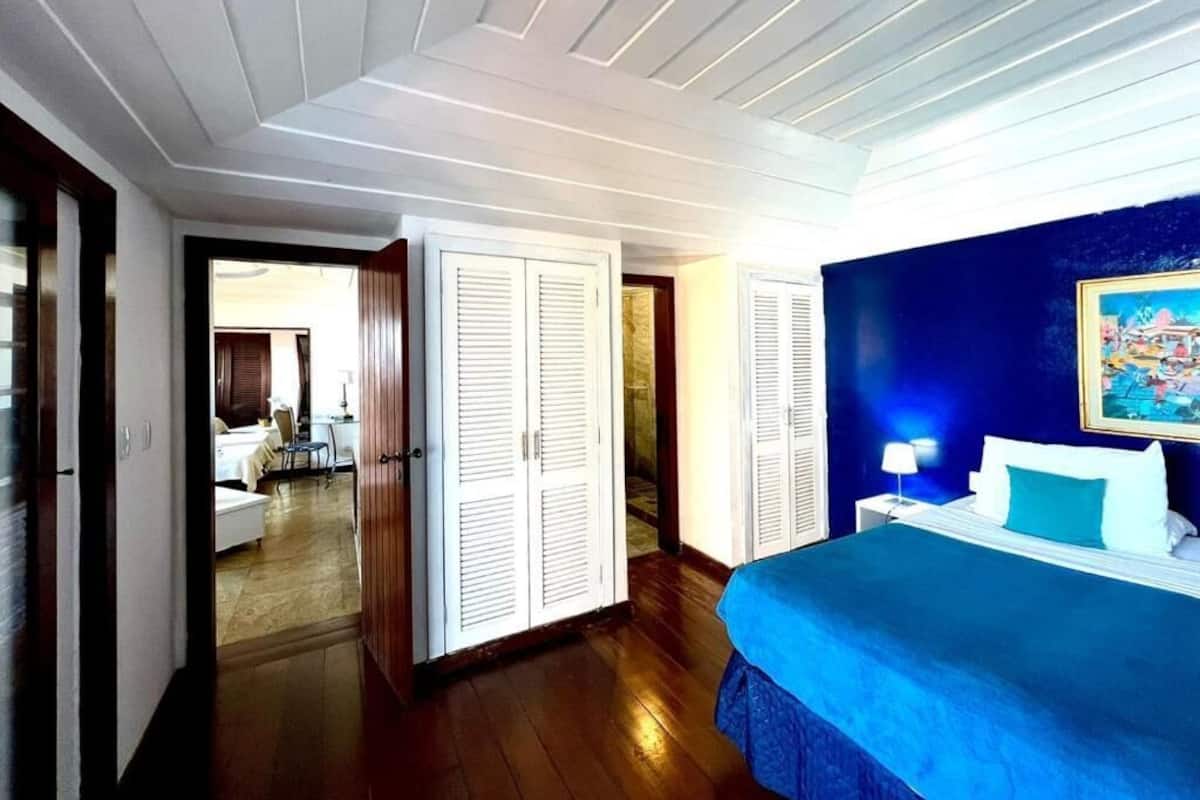 Quarto Quádruplo Deluxe, vista para o oceano | Roupa de alta qualidade, minibar, cofre no quarto 