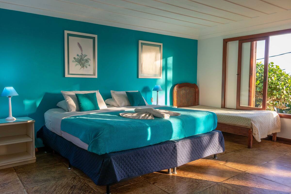 Quarto Quádruplo Standard, vista para o jardim | Roupa de alta qualidade, minibar, cofre no quarto 