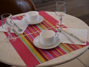 Pequeno-almoço continental diário (10.5 EUR por pessoa) 