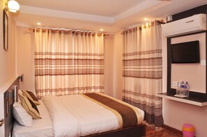 Quarto Duplo Deluxe | Cofre no quarto, secretária 