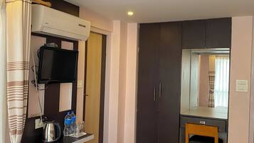 Quarto Duplo Deluxe | Sala de estar | Televisor LED de 30 polegadas com canais via satélite, televisor